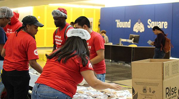 THE OFFICE OF COMMUNITY OUTREACH LENDS A HAND TO END HUNGER – CUNY Newswire